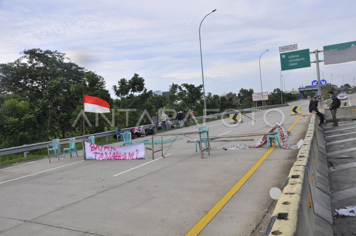 AKSI PENUTUPAN JALAN TOL JATIKARYA | ANTARA Foto AKSI PENUTUPAN JALAN TOL JATIKARYA | ANTARA Foto