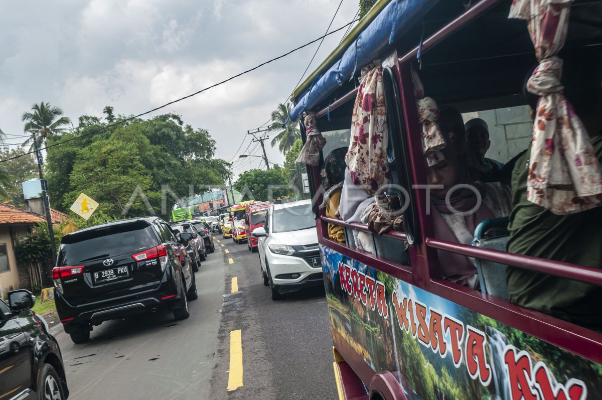 KEPADATAN KENDARAAN DI KAWASAN WISATA ANYER | ANTARA Foto KEPADATAN KENDARAAN DI KAWASAN WISATA ANYER | ANTARA Foto