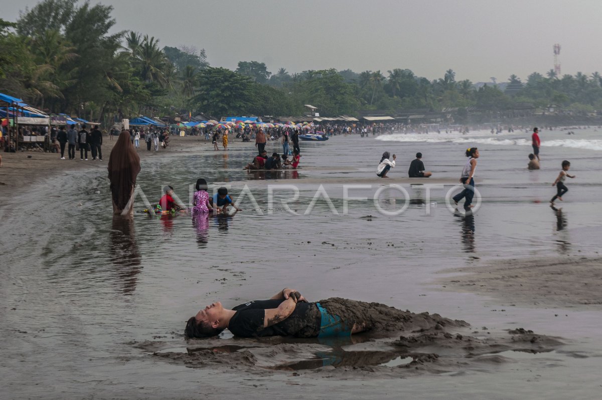 LIBUR LEBARAN DI PANTAI ANYER | ANTARA Foto LIBUR LEBARAN DI PANTAI ANYER | ANTARA Foto