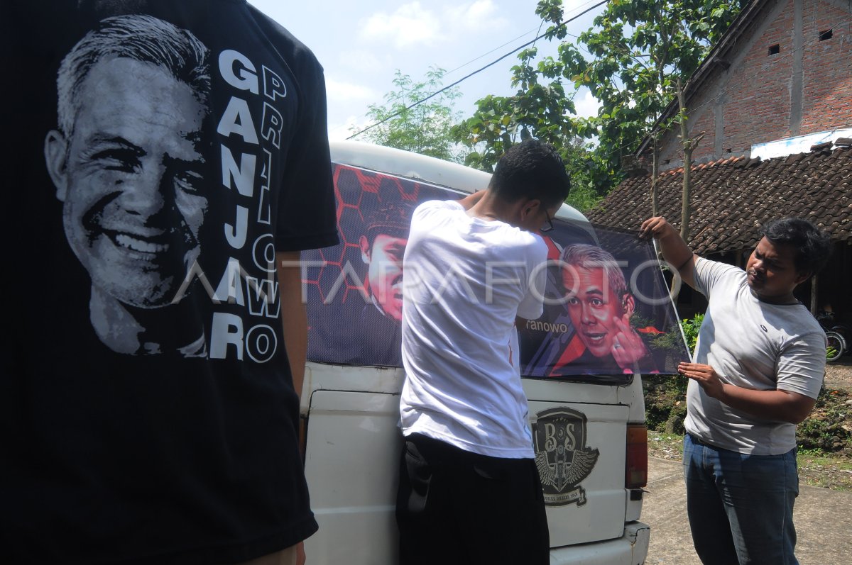 Aksi memasang stiker pendukung Ganjar Pranowo | ANTARA Foto Aksi memasang stiker pendukung Ganjar Pranowo | ANTARA Foto