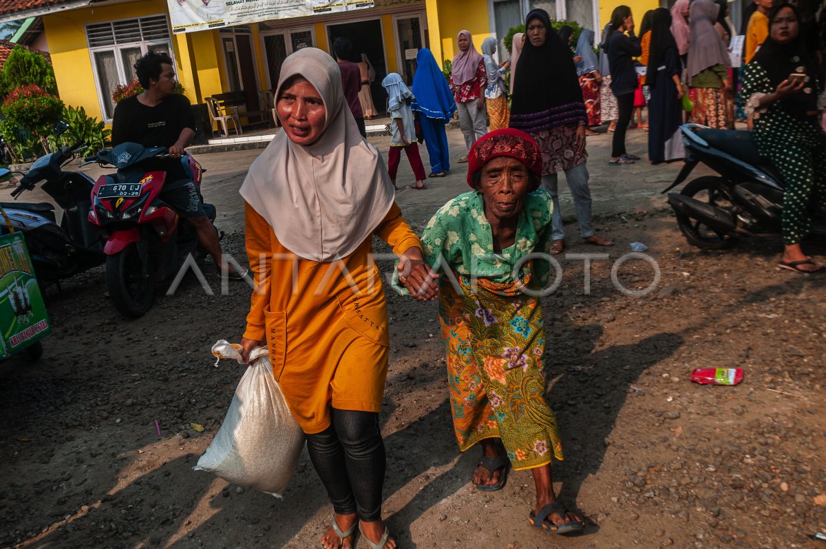 Penyaluran program bantuan pangan 2023 | ANTARA Foto Penyaluran program bantuan pangan 2023 | ANTARA Foto
