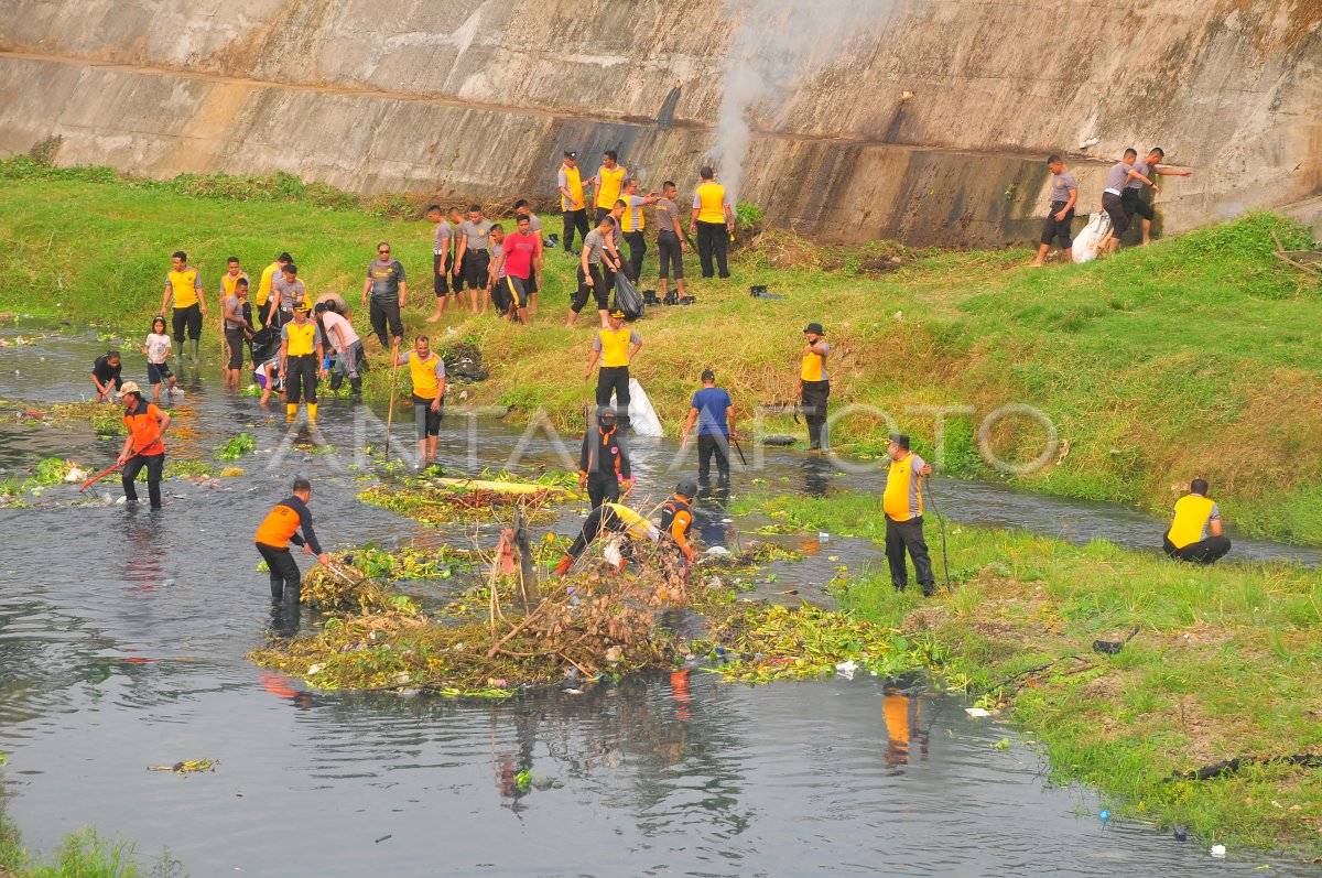 Aksi bersih sampah sungai gelis di Kudus | ANTARA Foto