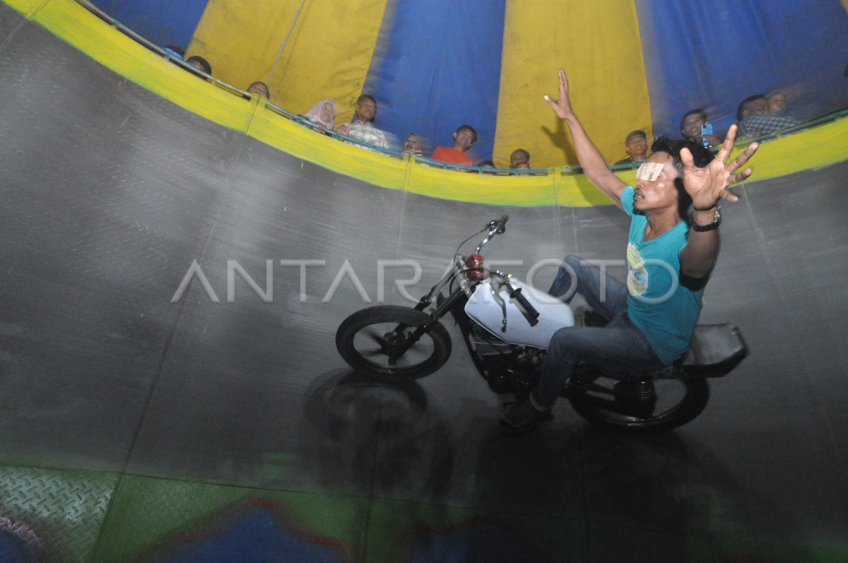 Atraksi tong setan | ANTARA Foto Atraksi tong setan | ANTARA Foto