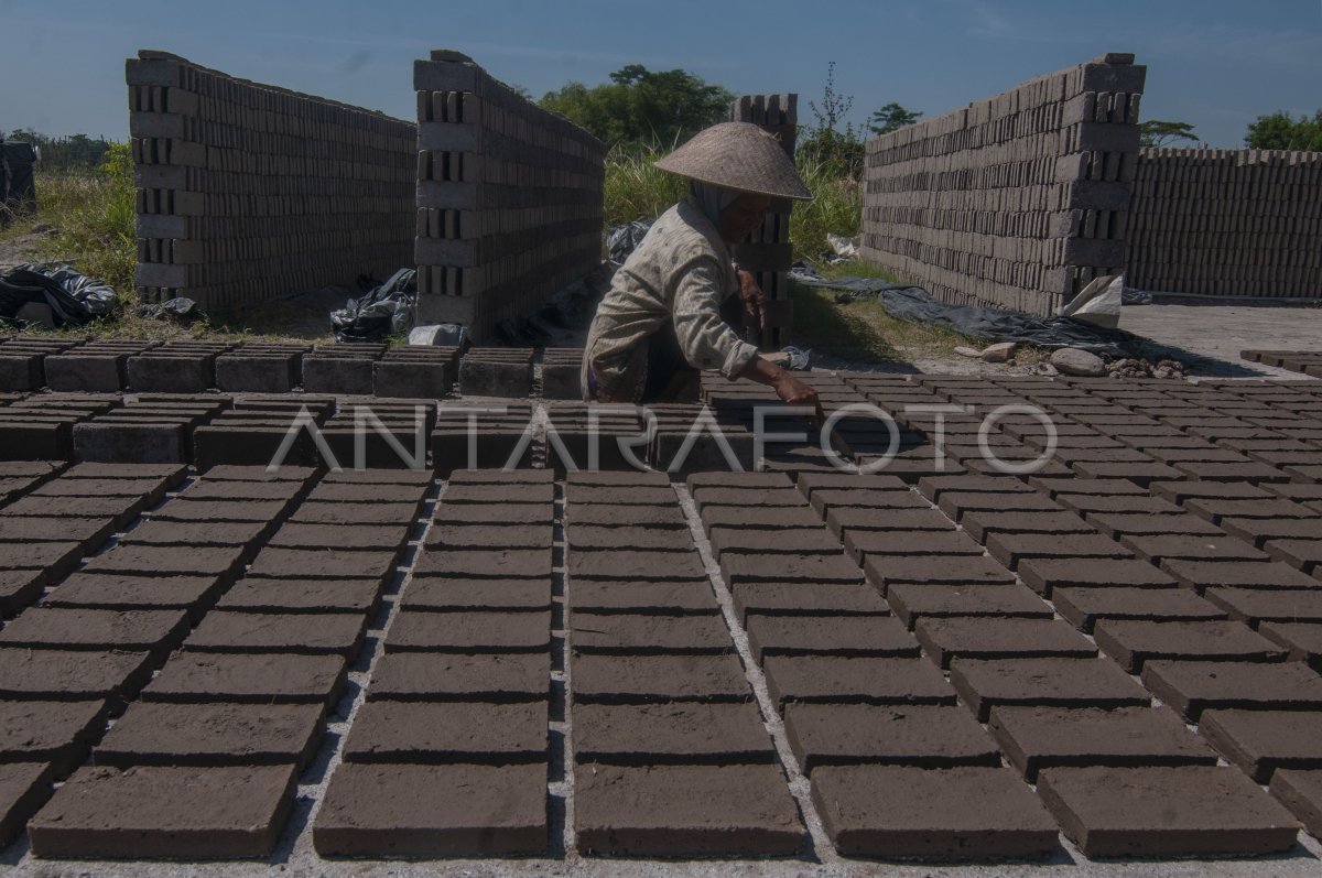 Produksi batu bata pada musim kemarau | ANTARA Foto