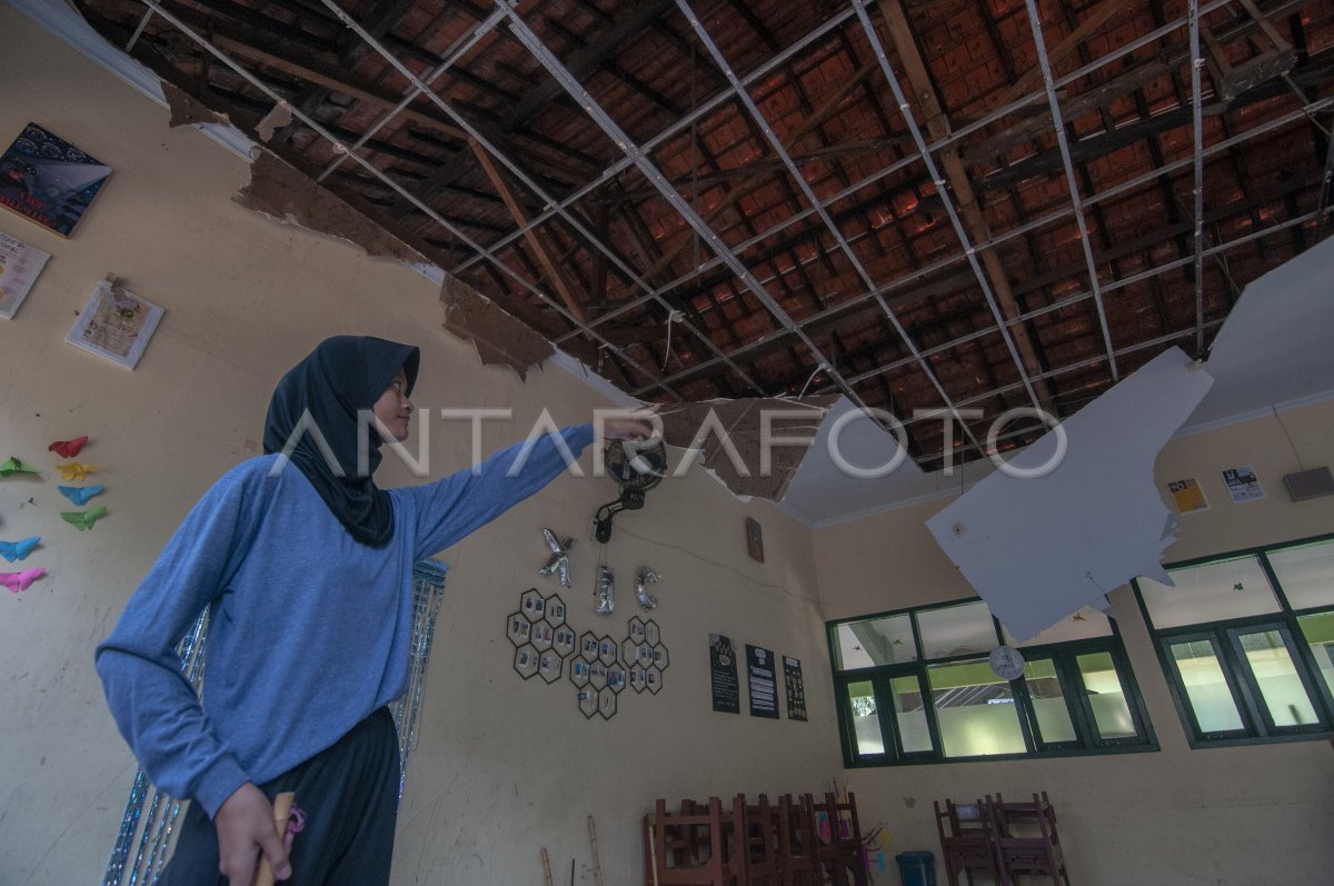 Atap ruang kelas ambrol akibat hujan angin di Klaten | ANTARA Foto