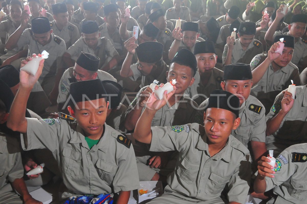 Gerakan makan siang dan minum susu untuk santri | ANTARA Foto Gerakan makan siang dan minum susu untuk santri | ANTARA Foto