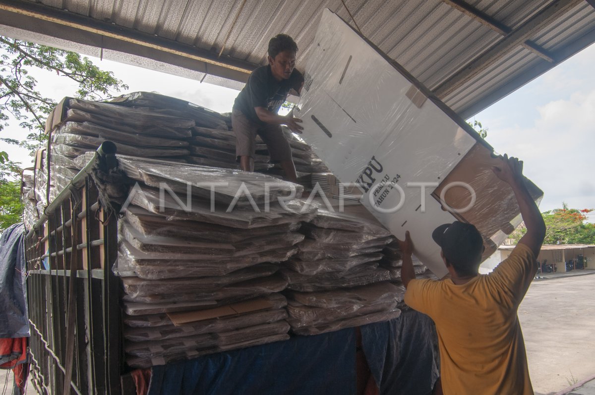 Kedatangan kotak suara Pemilu 2024 di Klaten | ANTARA Foto