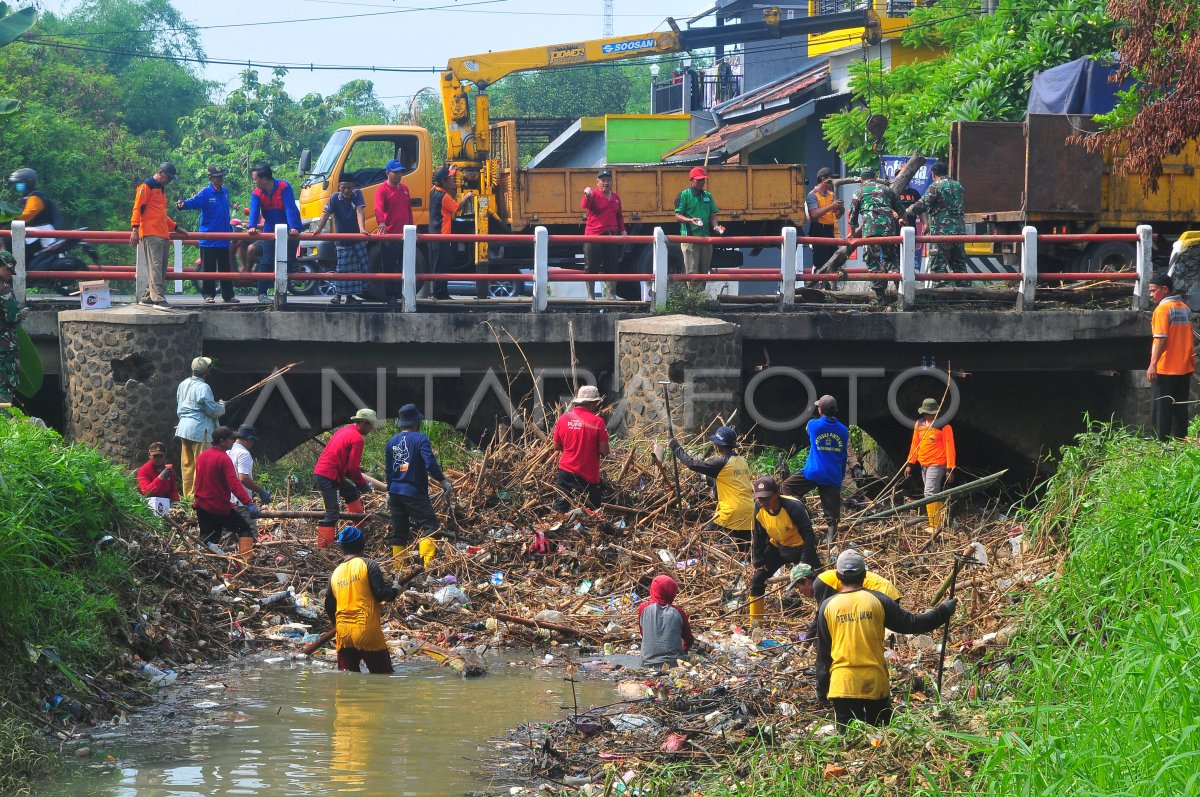 Aksi membersihkan sampah di sungai | ANTARA Foto