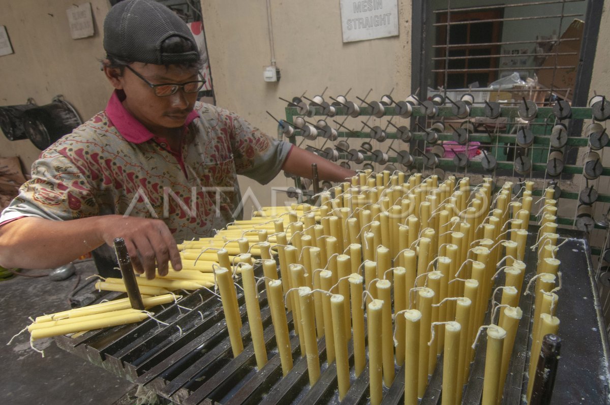 Produksi lilin meningkat jelang Natal | ANTARA Foto Produksi lilin meningkat jelang Natal | ANTARA Foto