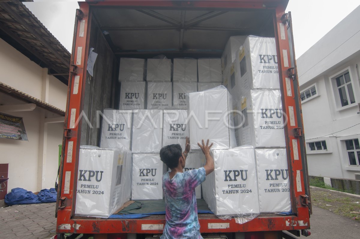 Distribusi logistik Pemilu 2024 KPU Boyolali | ANTARA Foto