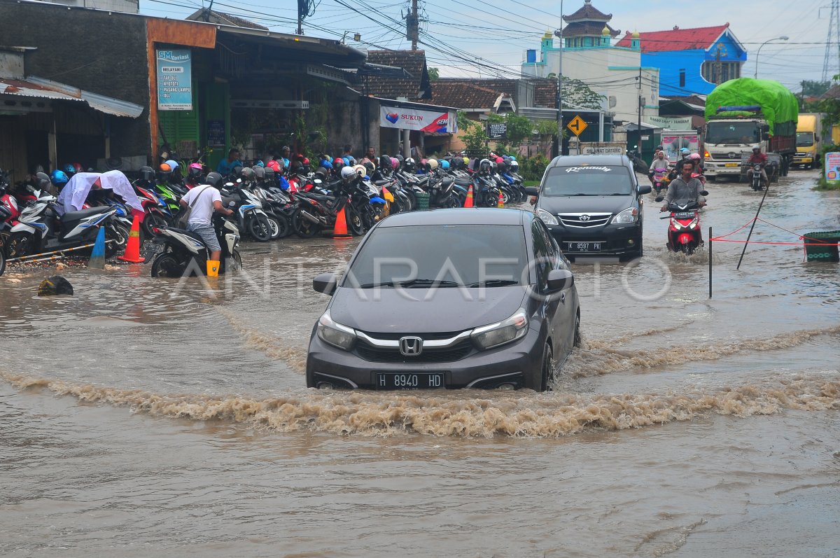 Jalan Kudus-Purwodadi tergenang banjir | ANTARA Foto