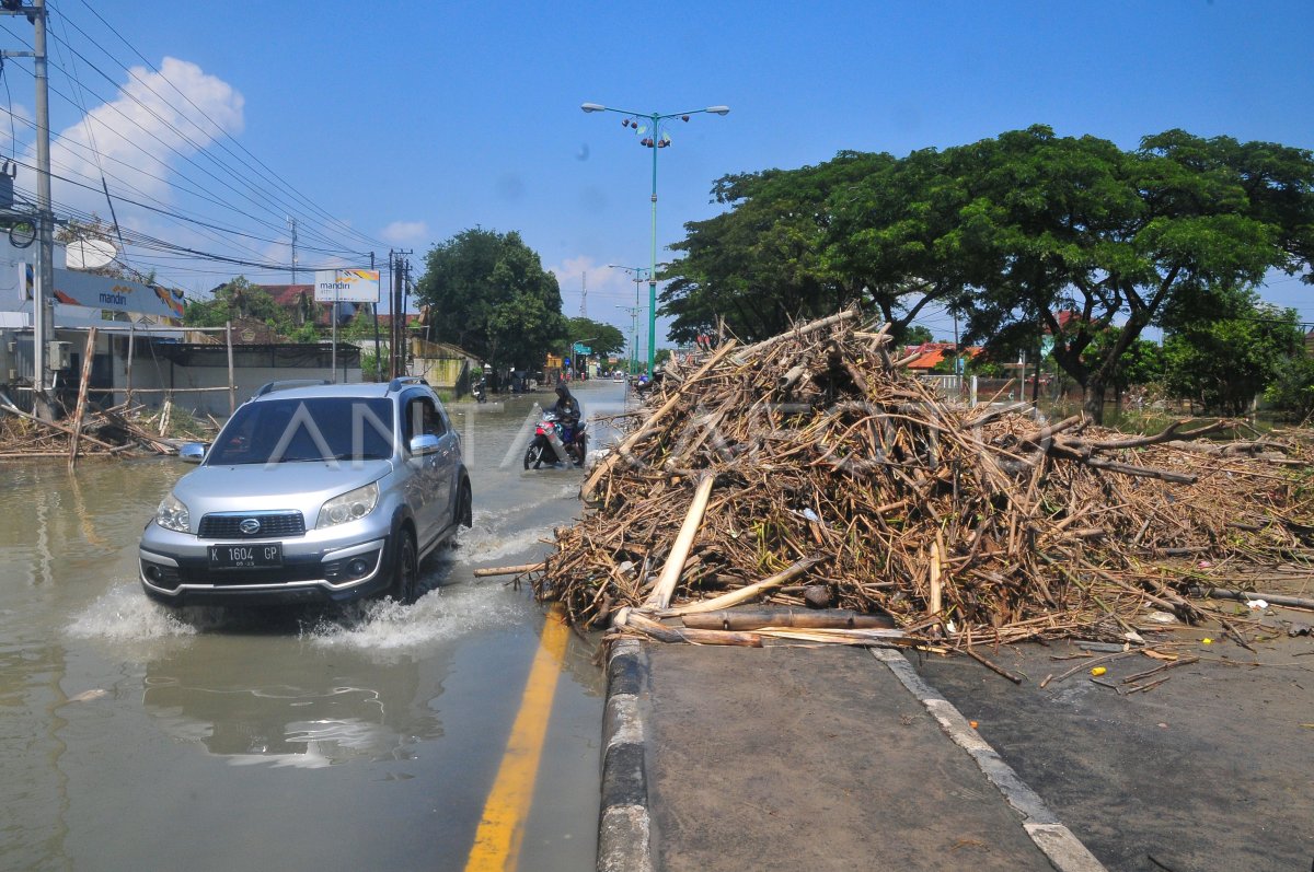 Banjir jalan pantura Demak mulai surut | ANTARA Foto Banjir jalan pantura Demak mulai surut | ANTARA Foto