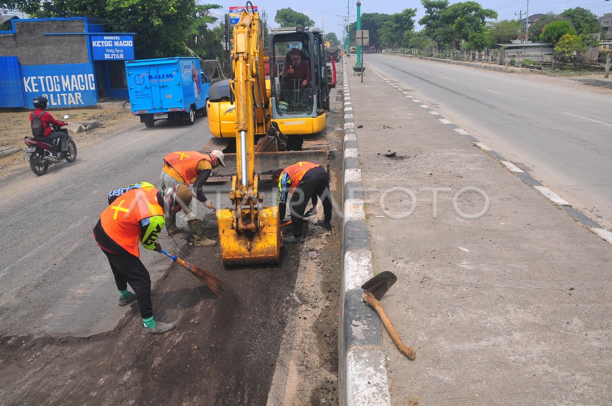 Perbaikan Jalan Pantura Demak-Kudus pascabanjir | ANTARA Foto