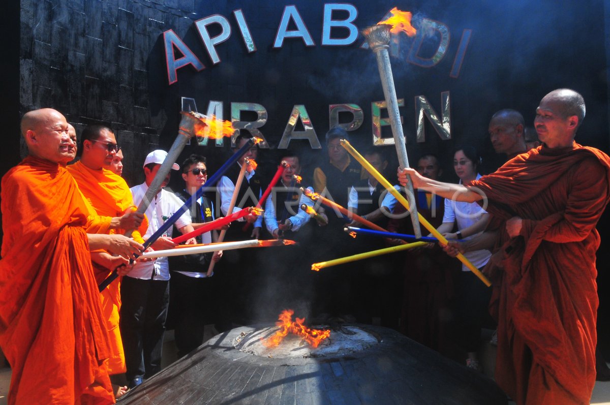 Prosesi pengambilah api dharma waisak | ANTARA Foto