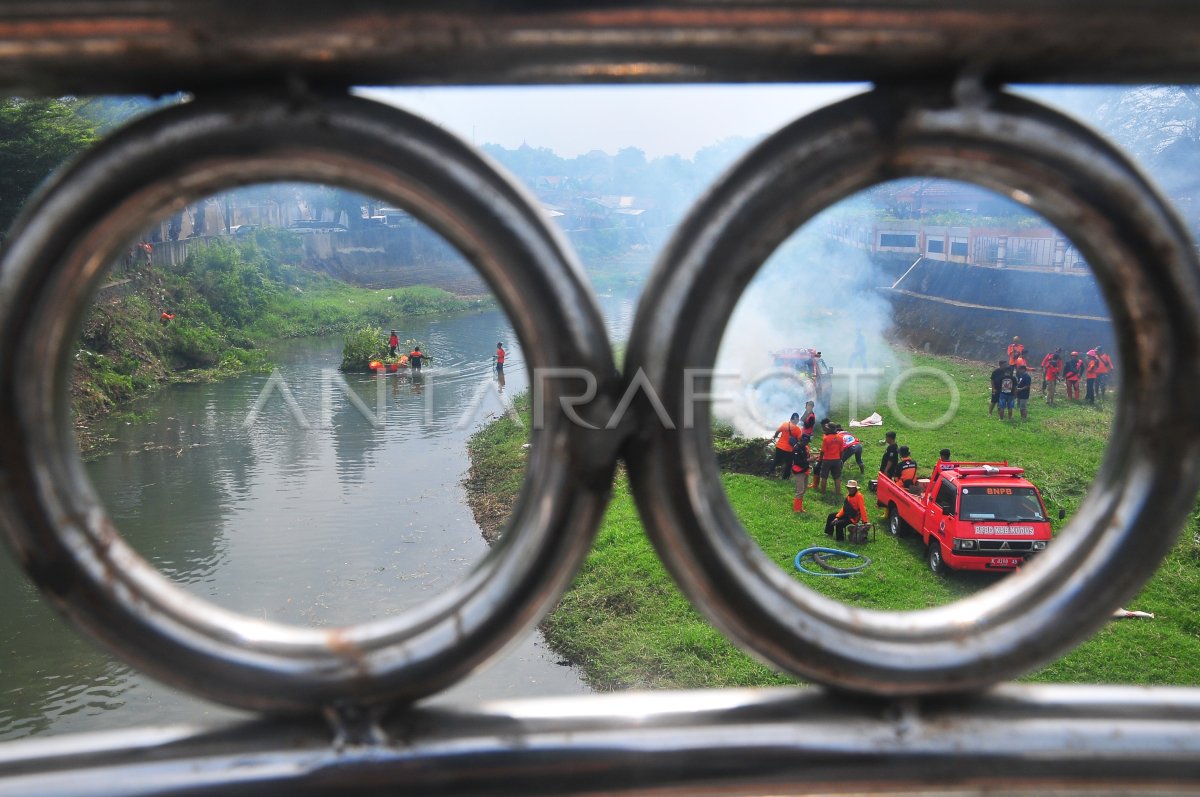 Aksi bersih sungai di Kudus | ANTARA Foto