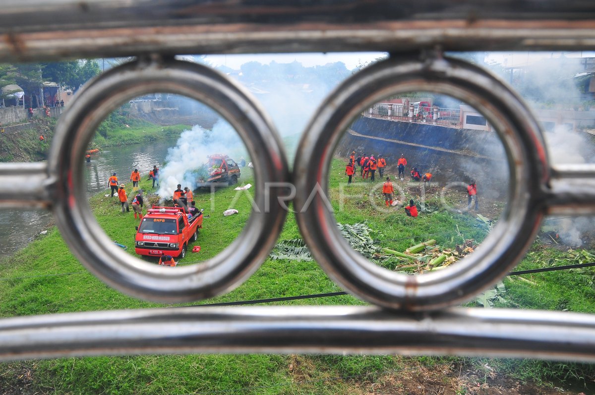 Aksi bersih sungai di Kudus | ANTARA Foto