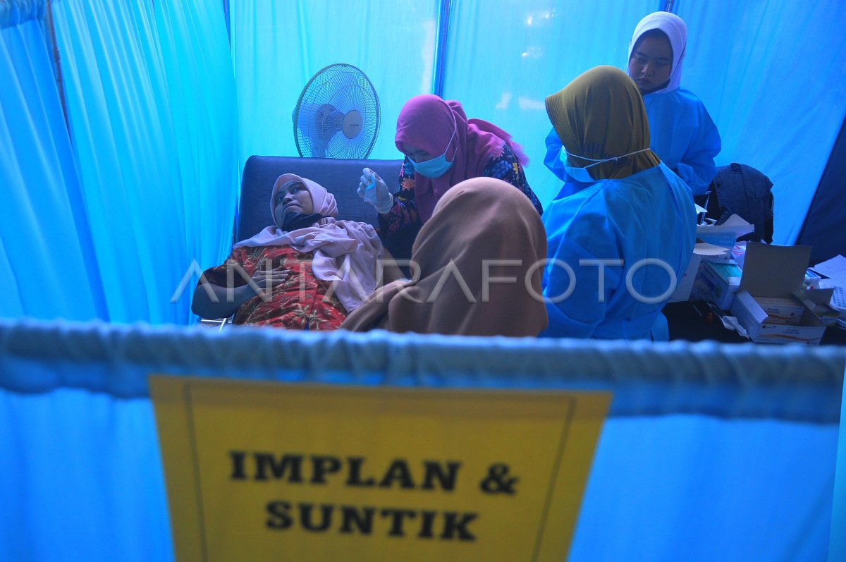 Pemasangan alat kontrasepsi KB serentak kepada karyawan | ANTARA Foto