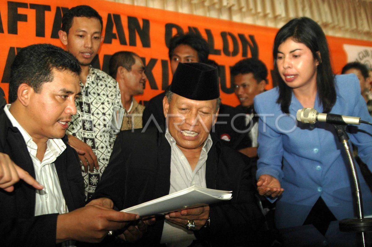 KEMBALIKAN FORMULIR | ANTARA Foto KEMBALIKAN FORMULIR | ANTARA Foto