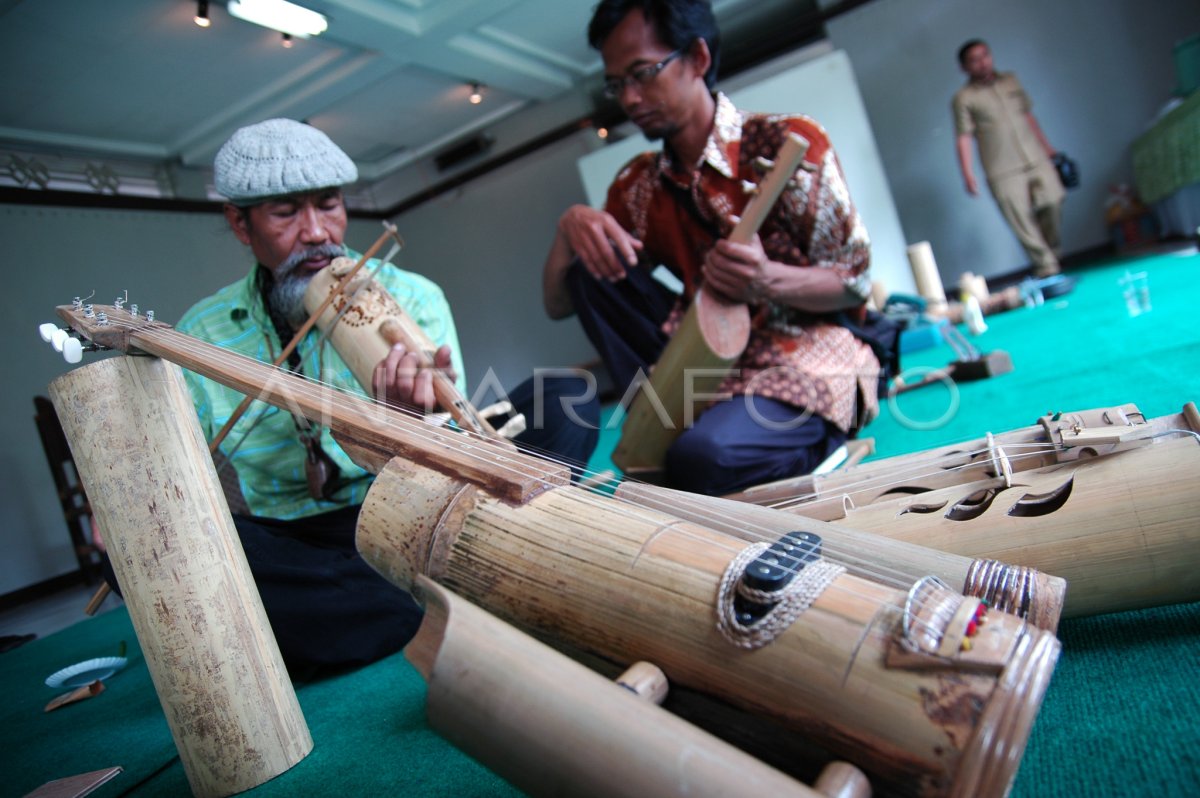 WORKSHOP MUSIK BAMBU | ANTARA Foto