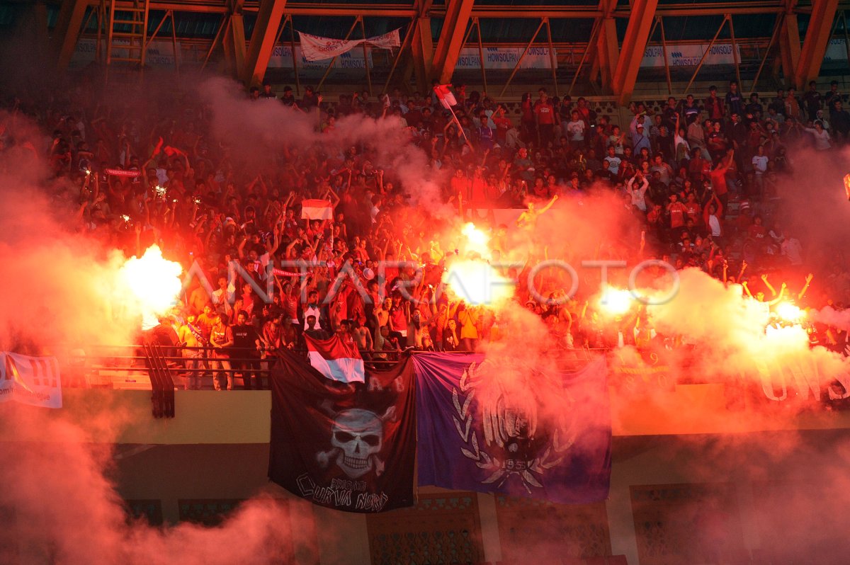 PENDUKUNG TIMNAS | ANTARA Foto PENDUKUNG TIMNAS | ANTARA Foto