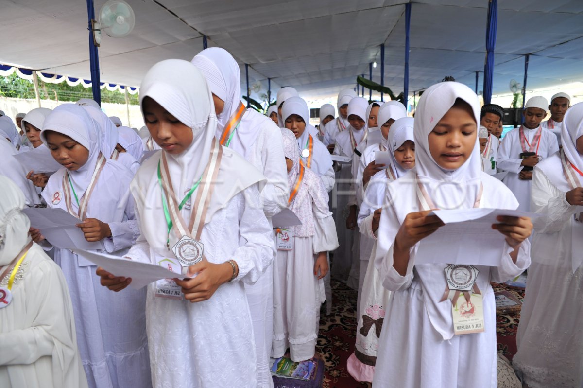 WISUDA SANTRI TAHFIDZ SUMSEL | ANTARA Foto WISUDA SANTRI TAHFIDZ SUMSEL | ANTARA Foto