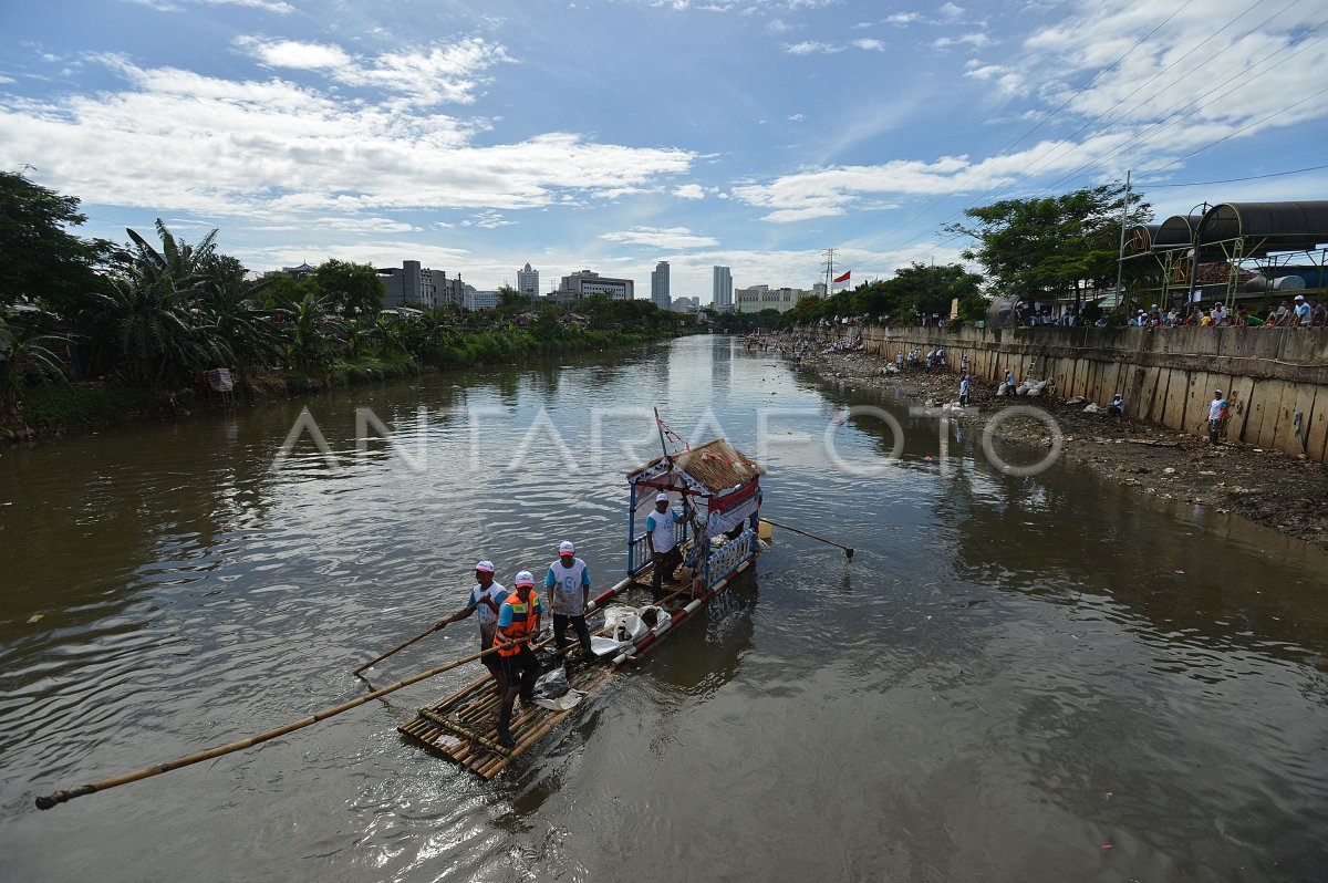 AKSI CILIWUNG BERSIH | ANTARA Foto