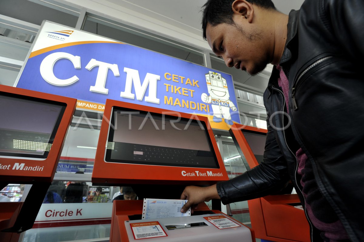 CETAK TIKET MANDIRI KERETA API | ANTARA Foto CETAK TIKET MANDIRI KERETA API | ANTARA Foto