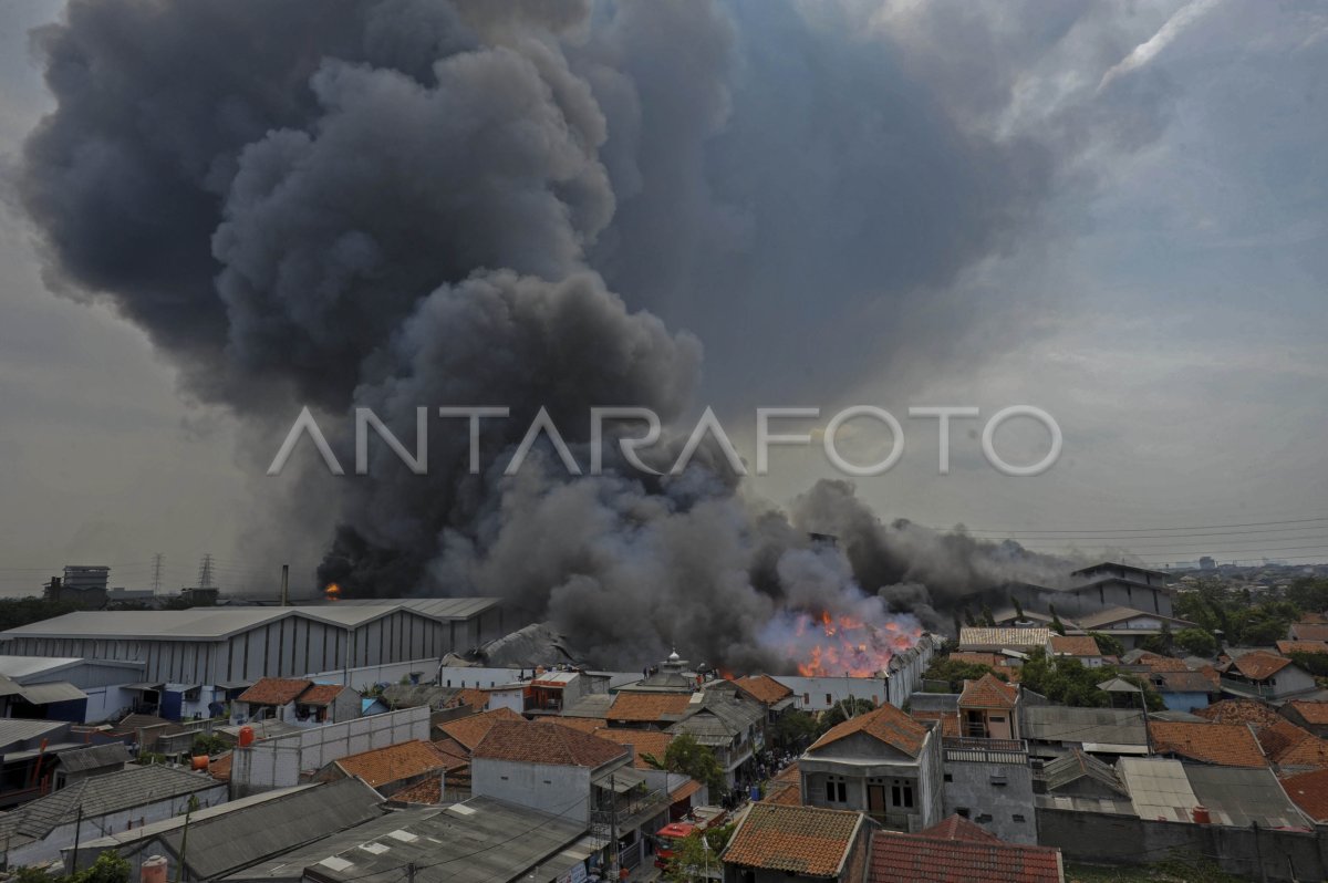 KEBAKARAN PABRIK PENGOLAHAN MINYAK SAWIT | ANTARA Foto