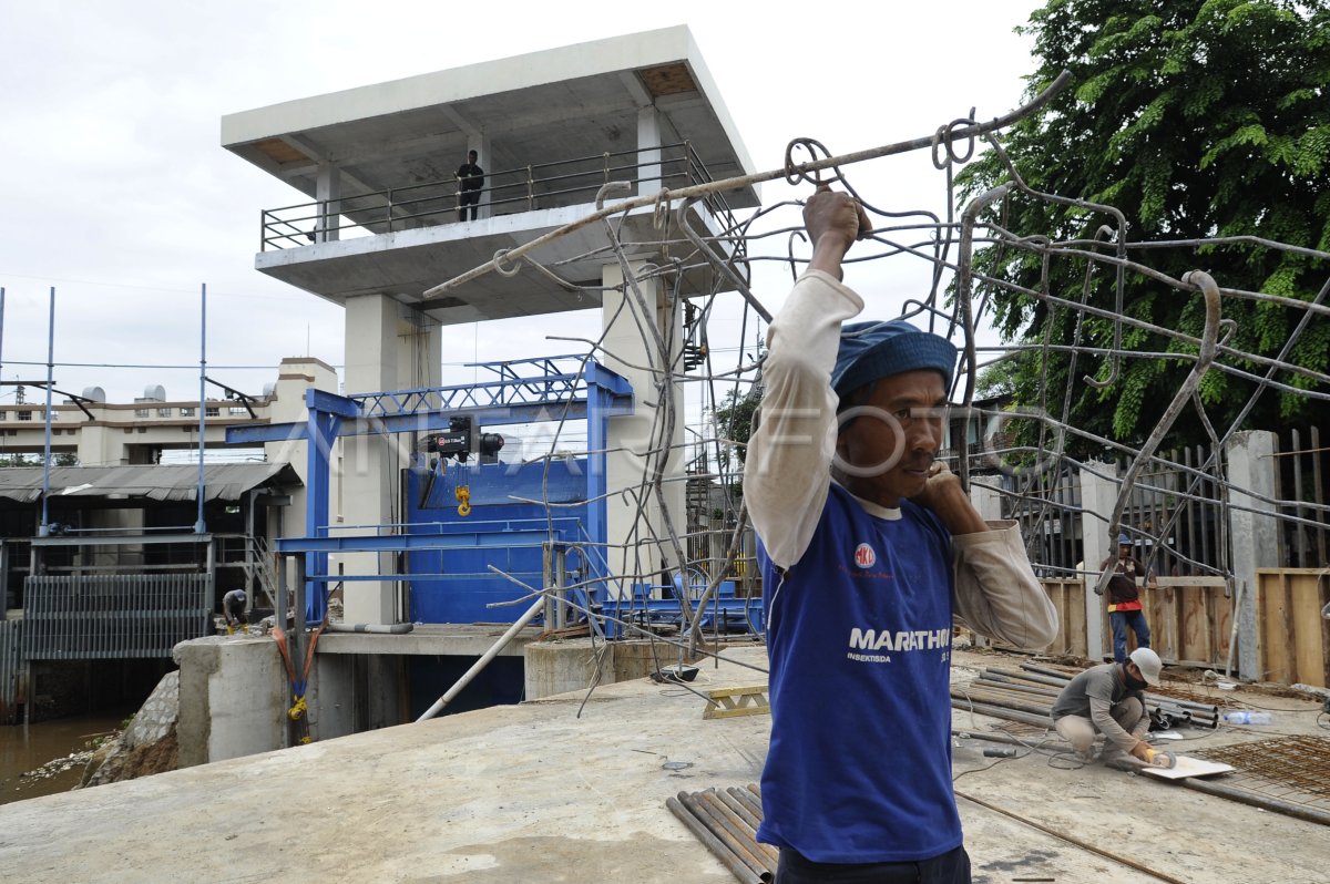 PEMBANGUNAN PINTU AIR MANGGARAI | ANTARA Foto