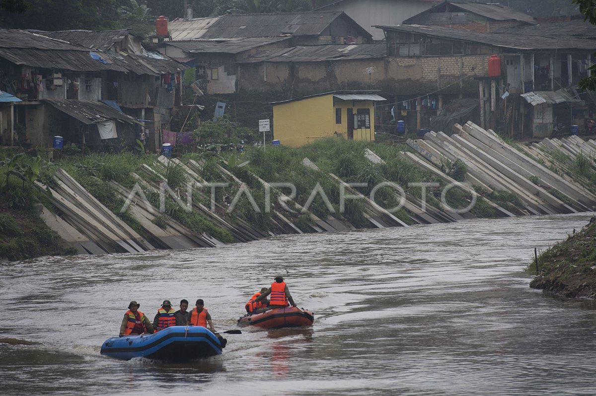 Normalisasi Sungai Ciliwung Antara Foto