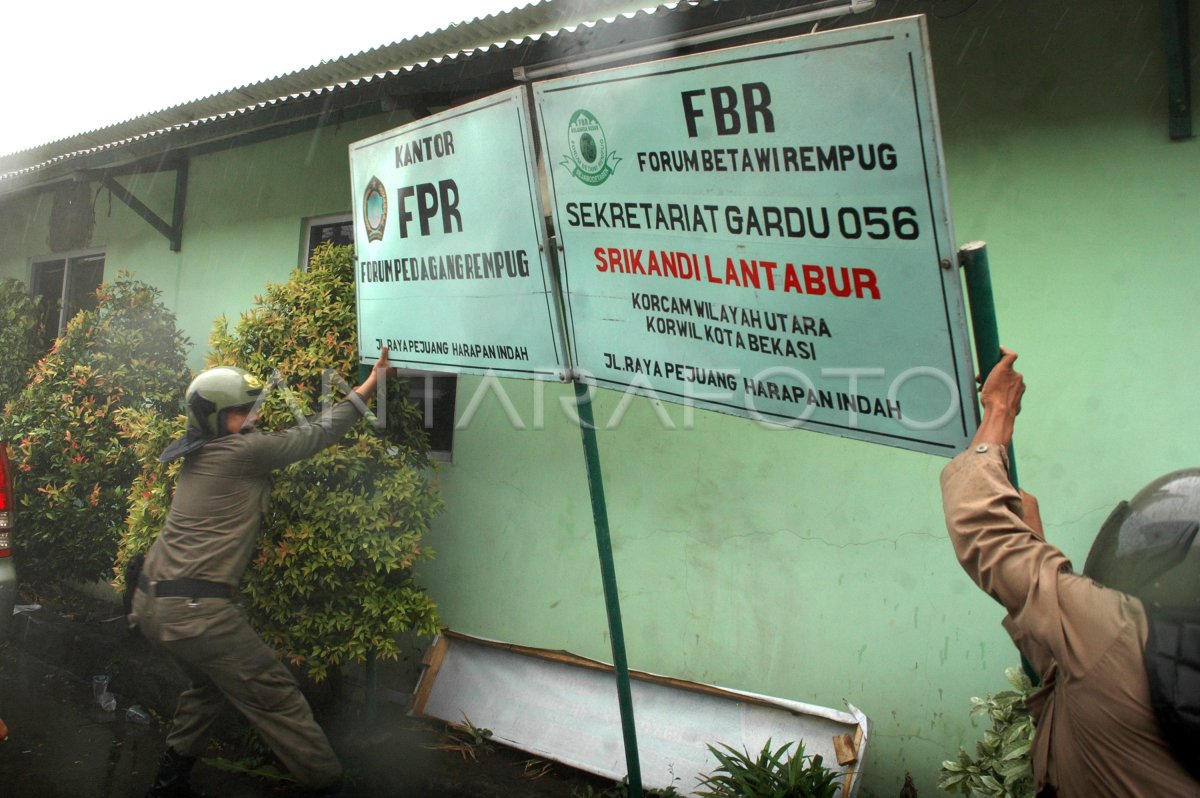 BENTROKAN PENERTIBAN BANGUNAN LIAR | ANTARA Foto