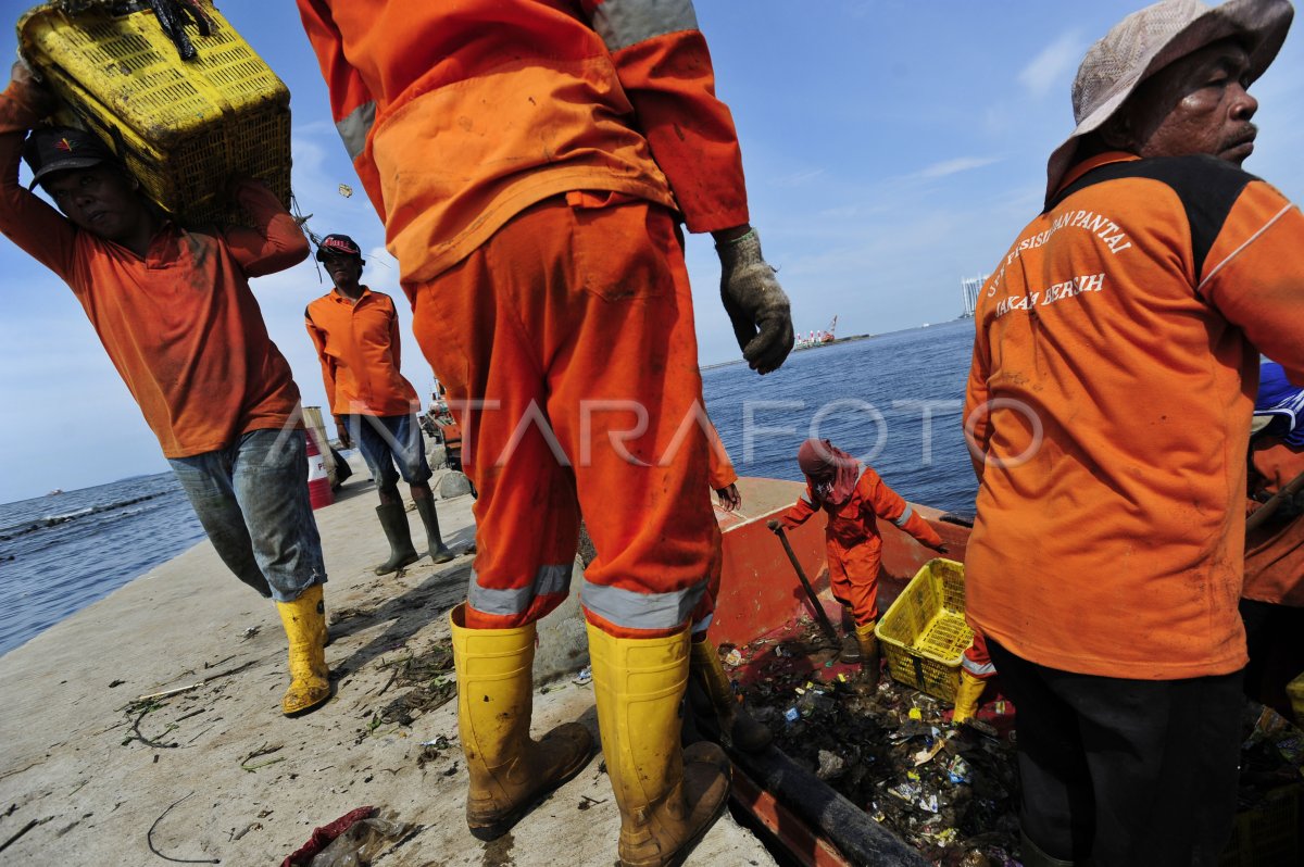 SAMPAH TELUK JAKARTA | ANTARA Foto SAMPAH TELUK JAKARTA | ANTARA Foto