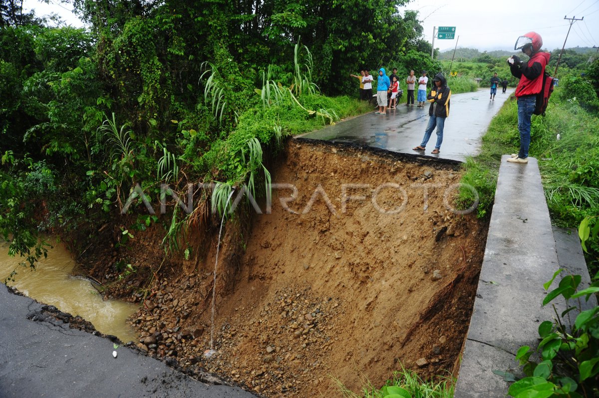 JEMBATAN AMBRUK DITERJANG BANJIR BANDANG | ANTARA Foto