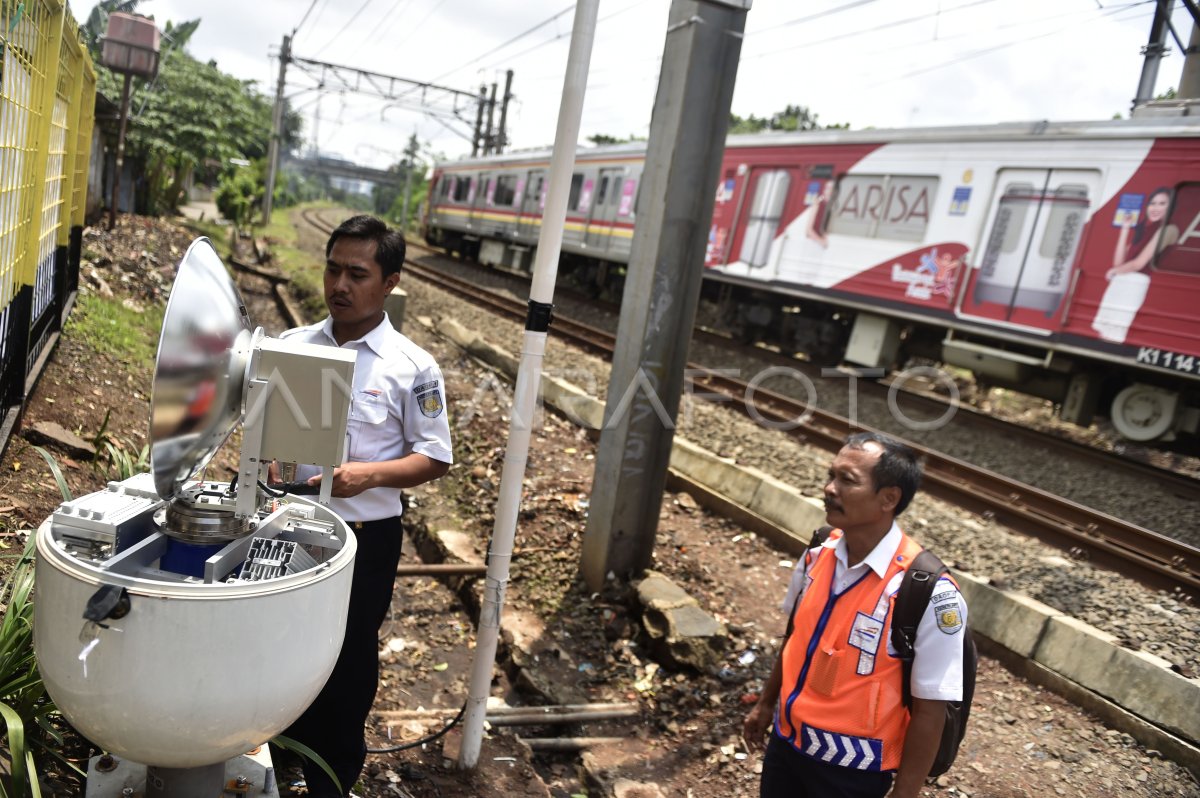 PEMASANGAN RADAR KESELAMATAN PERLINTASAN KERETA | ANTARA Foto