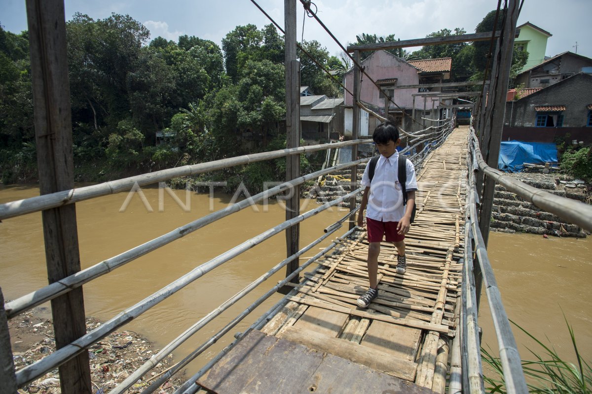 JEMBATAN GANTUNG KAMPUNG PONCOL | ANTARA Foto