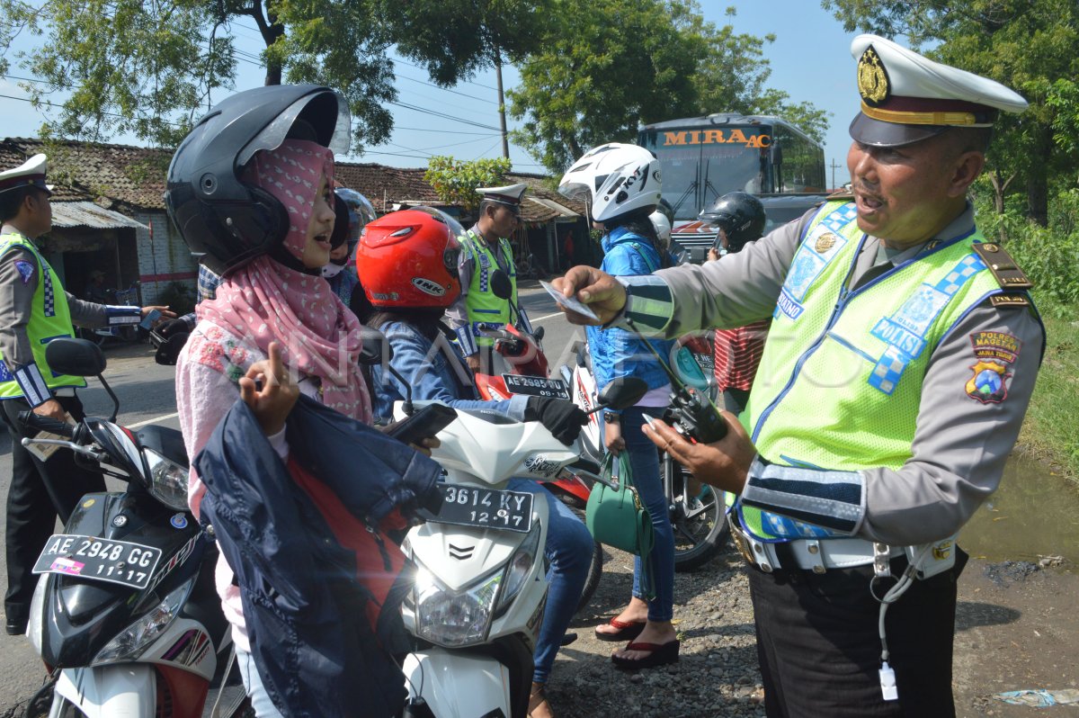 OPERASI KESELAMATAN LALIN | ANTARA Foto