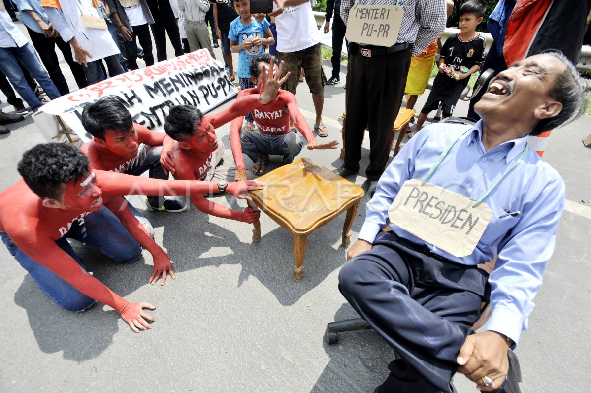 AKSI TEATRIKAL TOL REFORMASI MAKASSAR | ANTARA Foto AKSI TEATRIKAL TOL REFORMASI MAKASSAR | ANTARA Foto