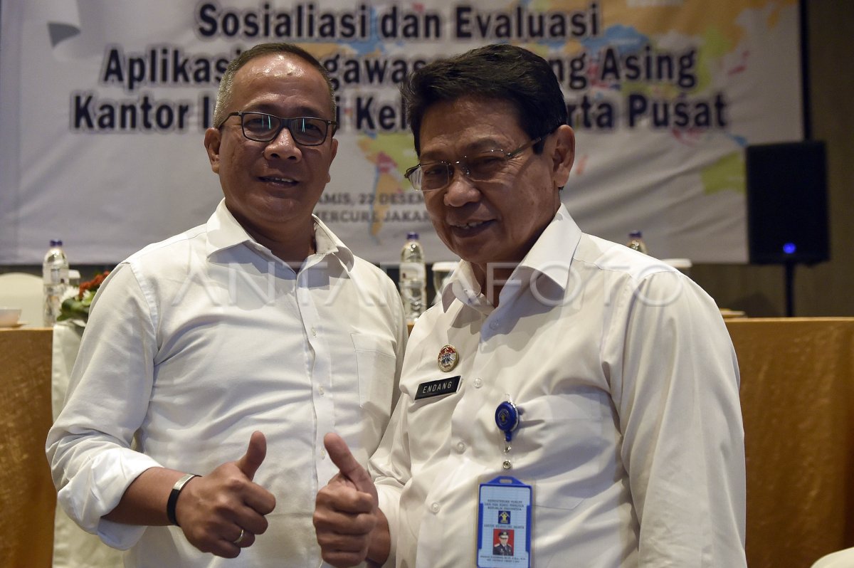 EVALUASI APLIKASI PELAPORAN ORANG ASING | ANTARA Foto