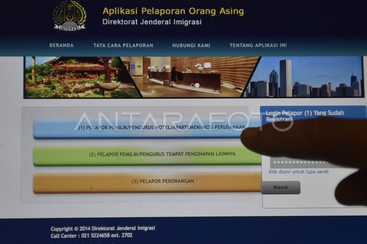 EVALUASI APLIKASI PELAPORAN ORANG ASING | ANTARA Foto