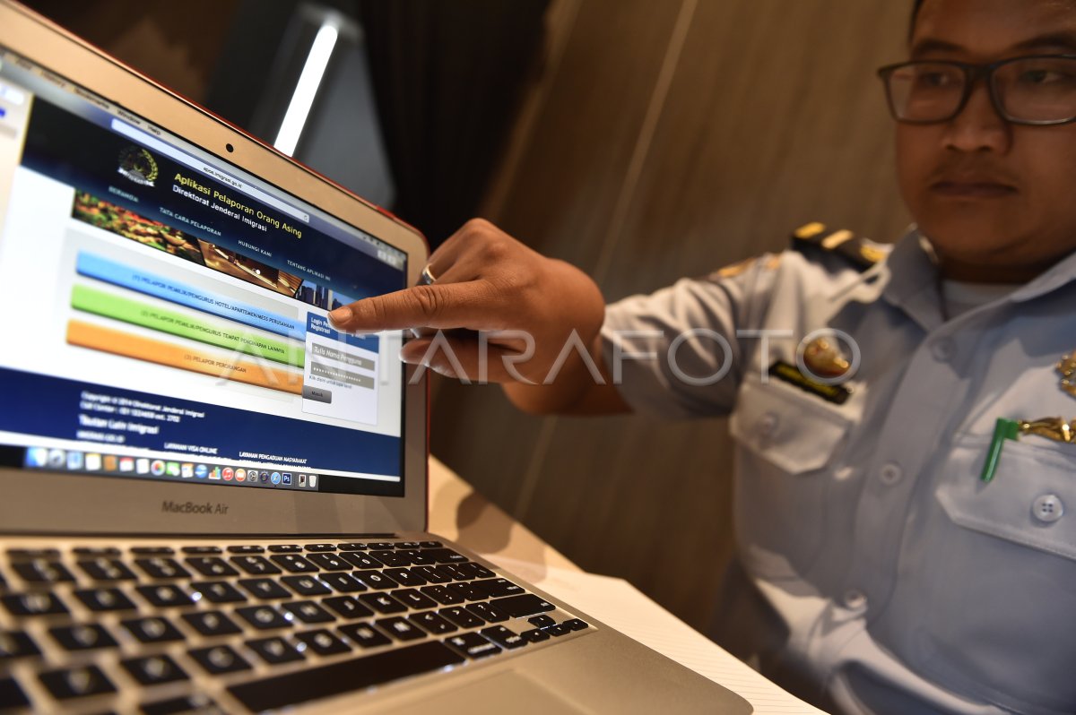EVALUASI APLIKASI PELAPORAN ORANG ASING | ANTARA Foto