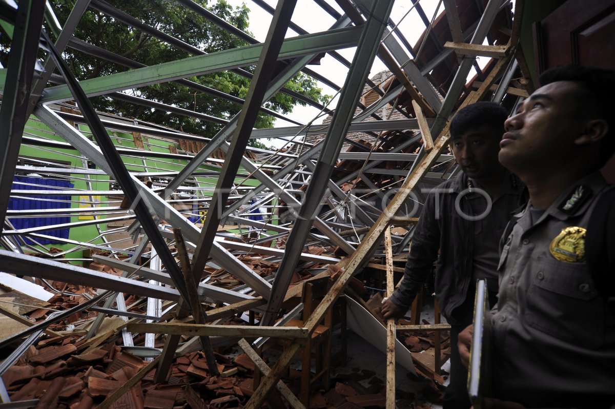 ATAP SEKOLAH AMBRUK | ANTARA Foto
