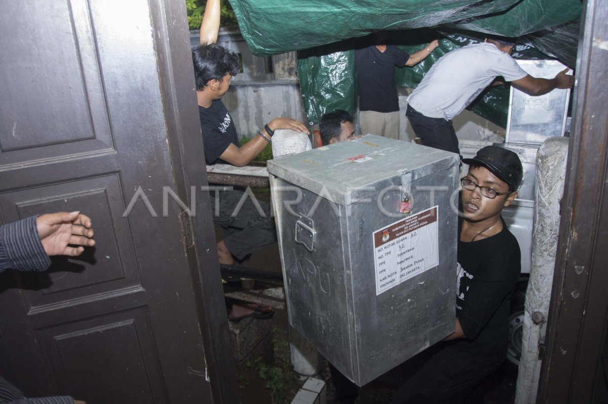 DISTRIBUSI LOGISTIK PILKADA DKI | ANTARA Foto