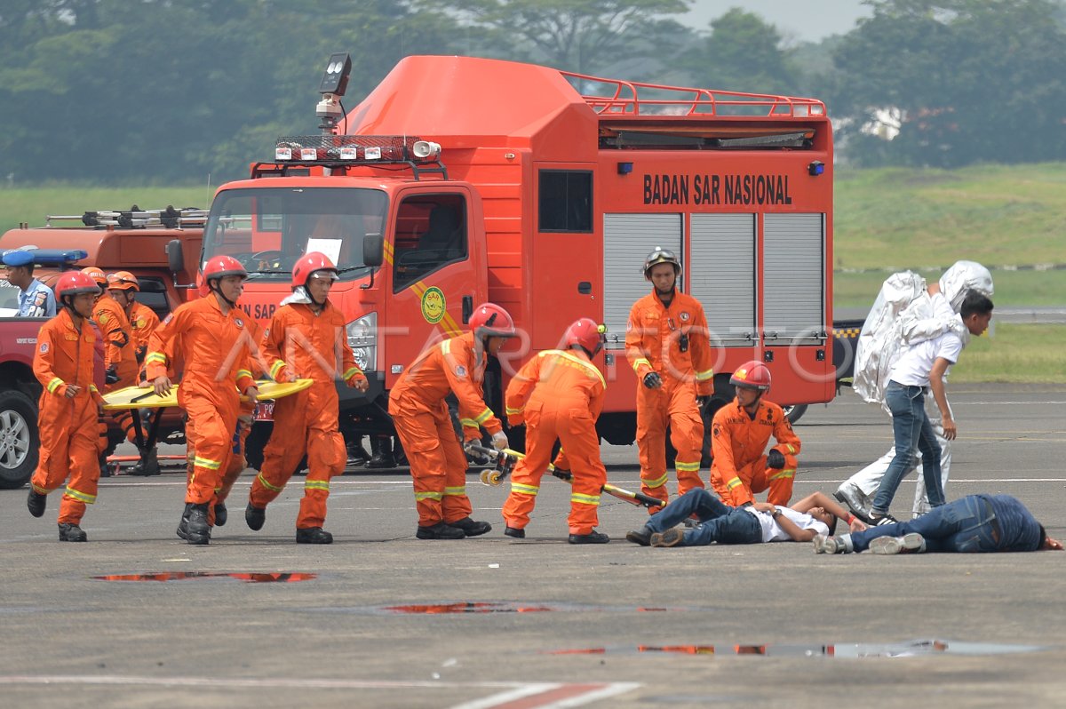 LATIHAN PENANGGULANGAN KEADAAN DARURAT | ANTARA Foto