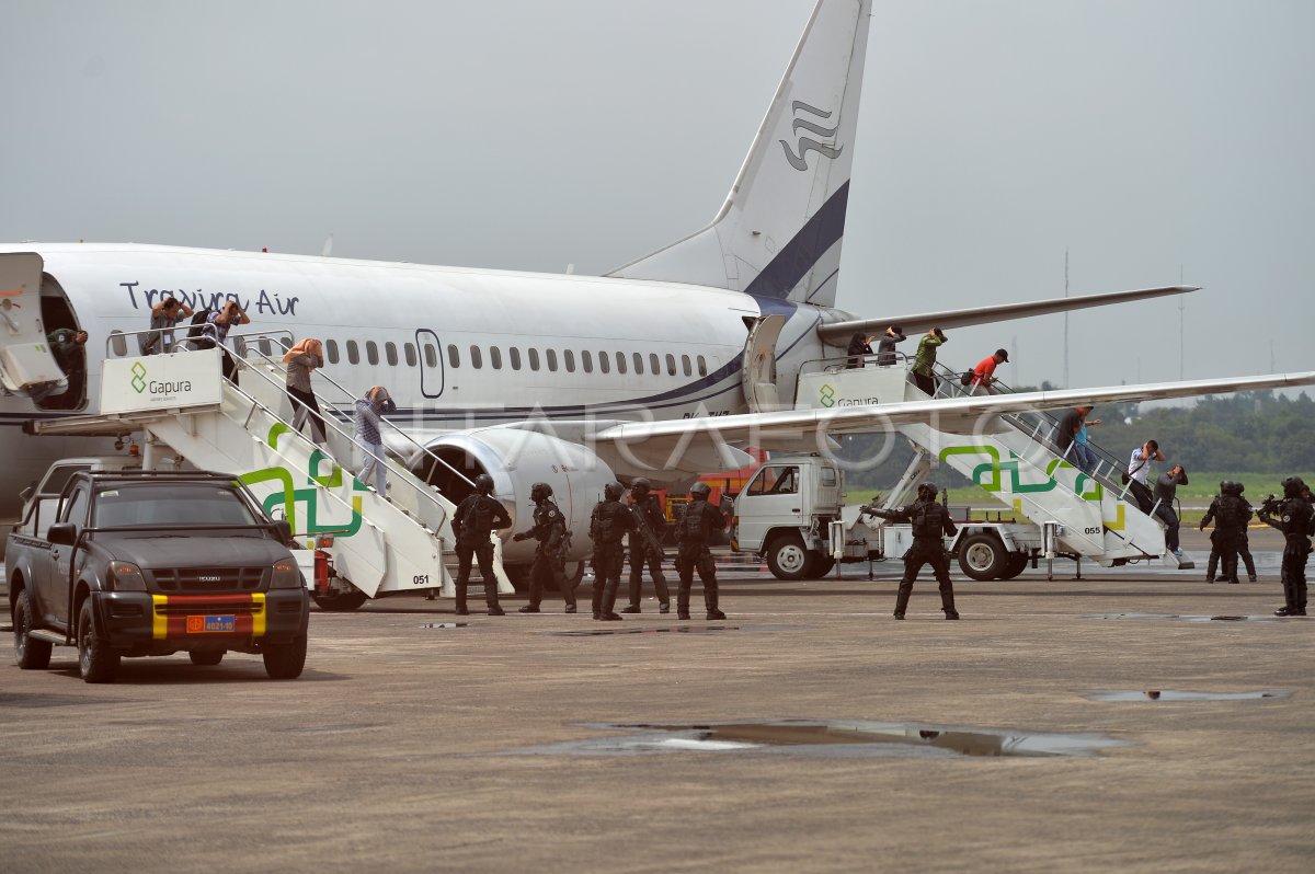 LATIHAN PENANGGULANGAN KEADAAN DARURAT | ANTARA Foto