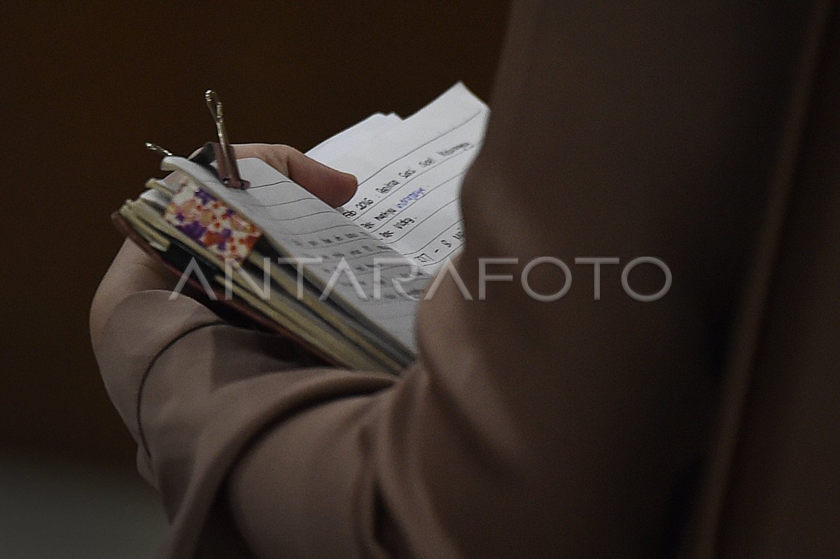 ANGIE BERSAKSI UNTUK CHOEL | ANTARA Foto ANGIE BERSAKSI UNTUK CHOEL | ANTARA Foto