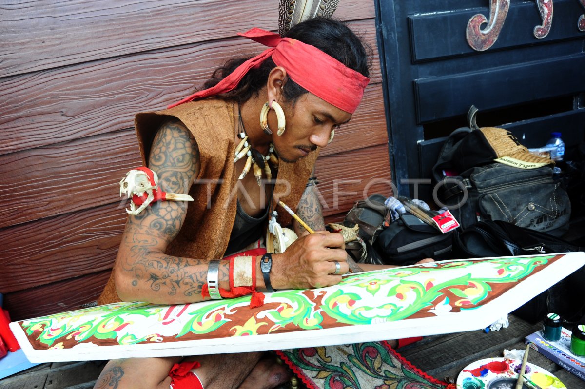 LOMBA LUKIS PERISAI DAYAK | ANTARA Foto