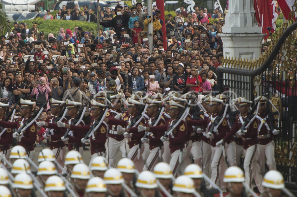 UPACARA PENURUNAN BENDERA | ANTARA Foto
