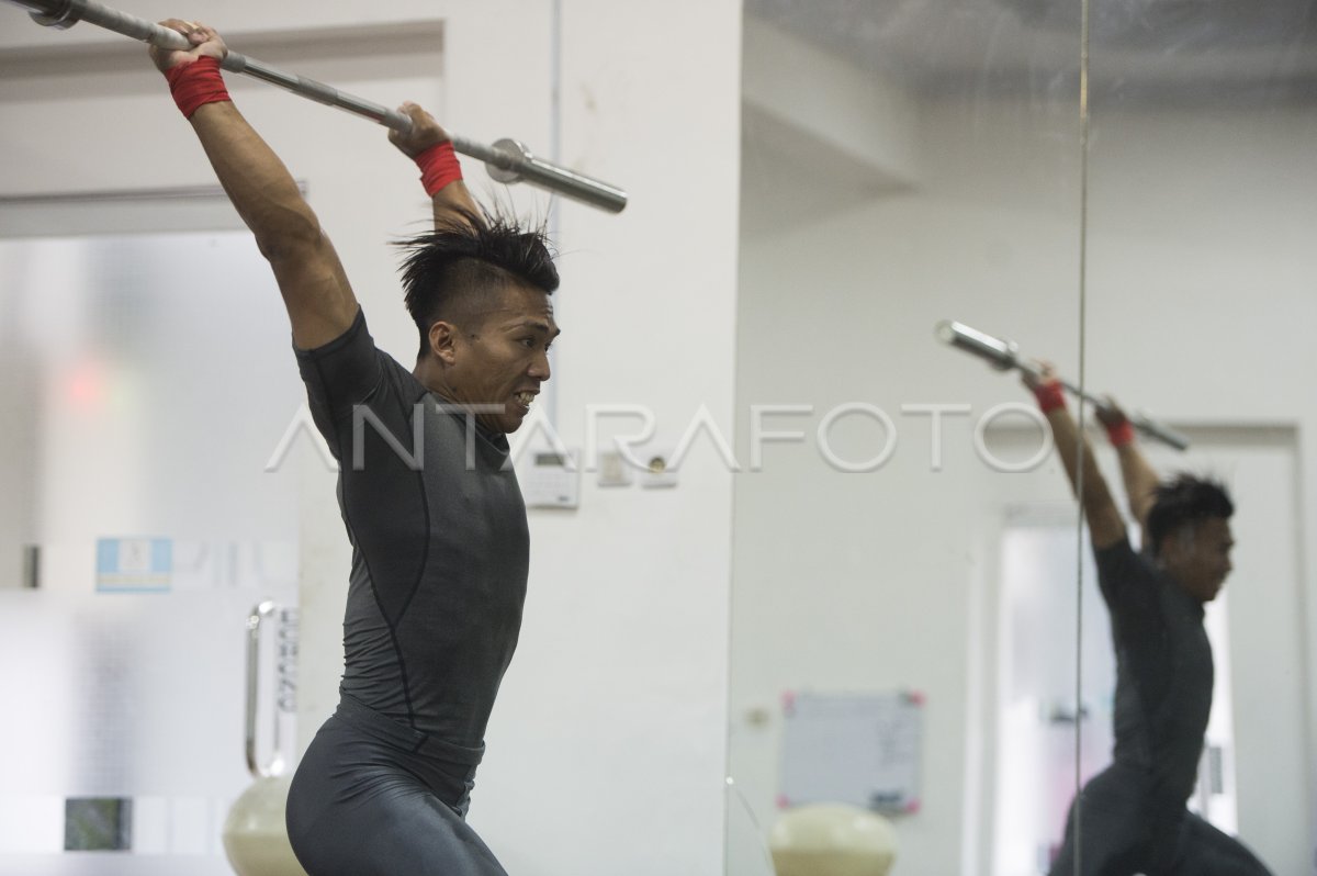 PELATNAS ANGKAT BESI | ANTARA Foto