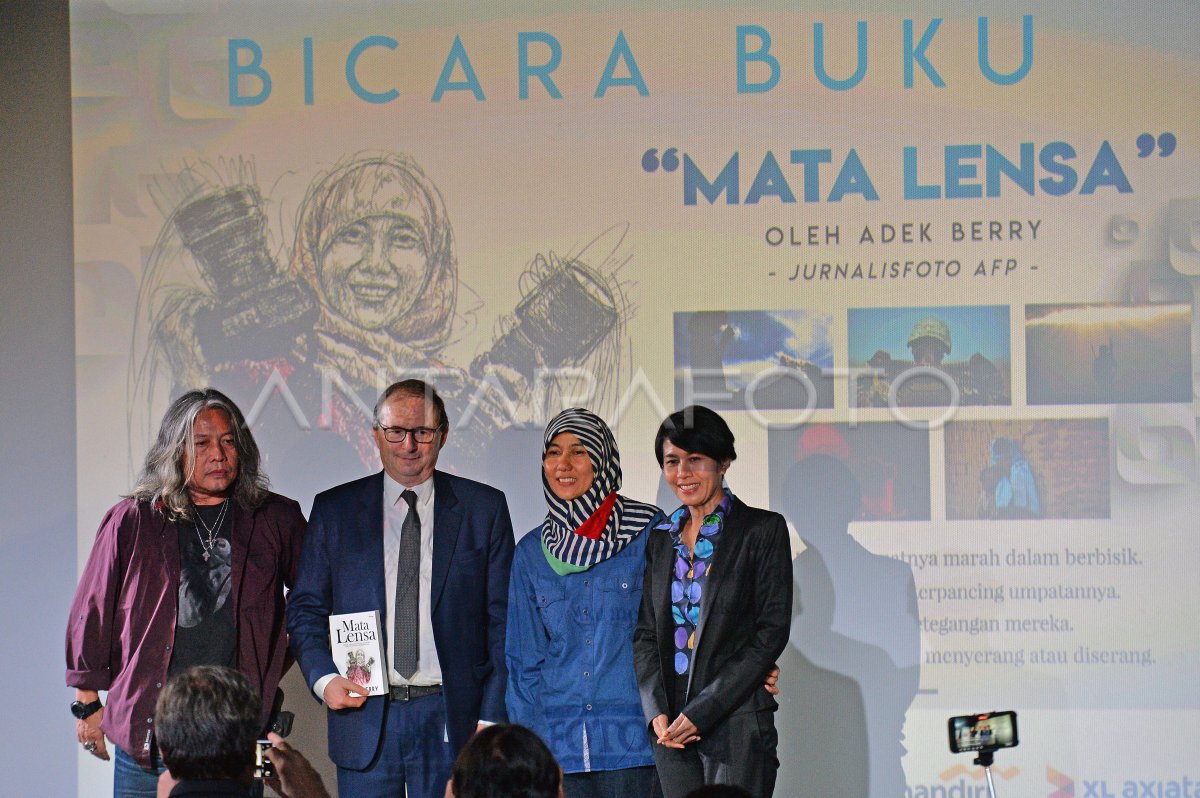 PELUNCURAN BUKU MATA LENSA | ANTARA Foto