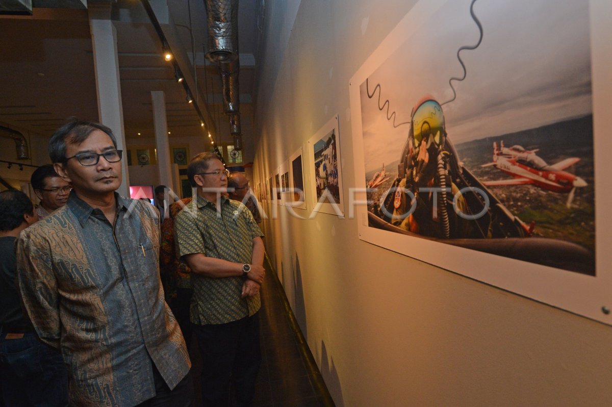 PAMERAN FOTO KILAS BALIK 2017 | ANTARA Foto PAMERAN FOTO KILAS BALIK 2017 | ANTARA Foto